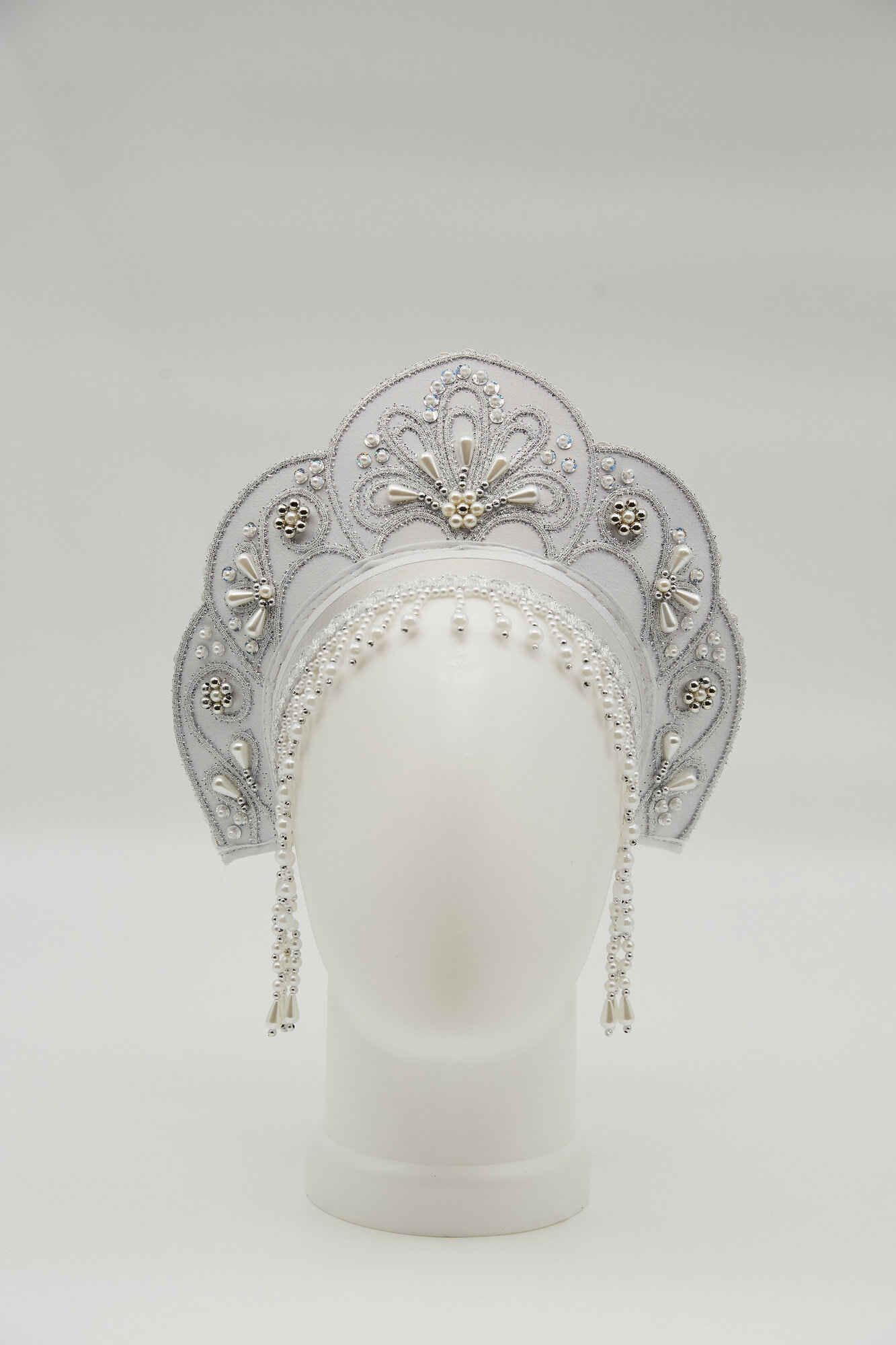 Кокошник Забава Углич "Лилия" КЛм-15, белый/серебро