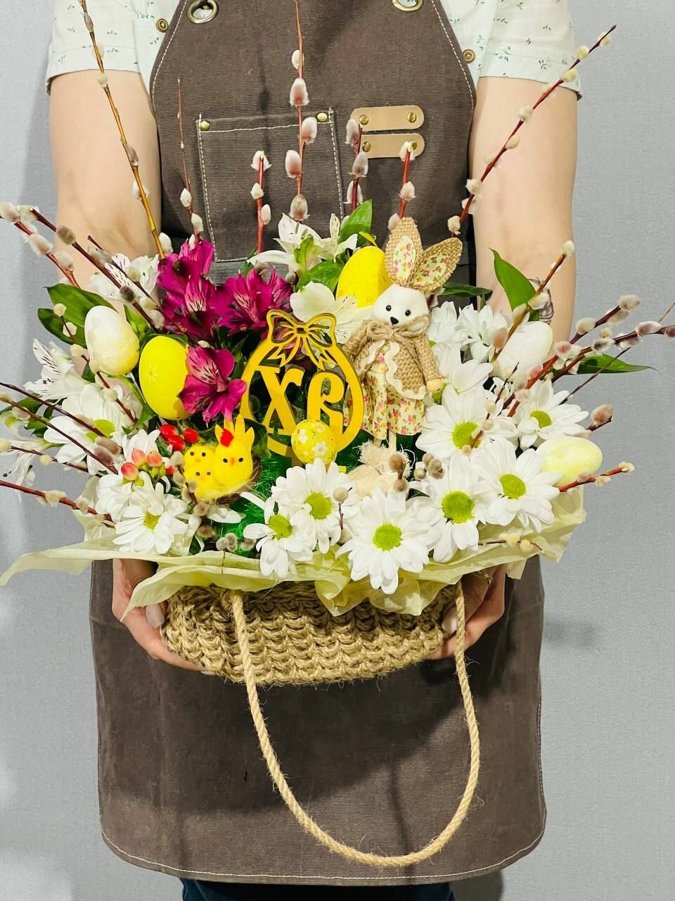 Пасхальный букет в вязаной корзине / хризантема, альстромерия и верба / Цветы