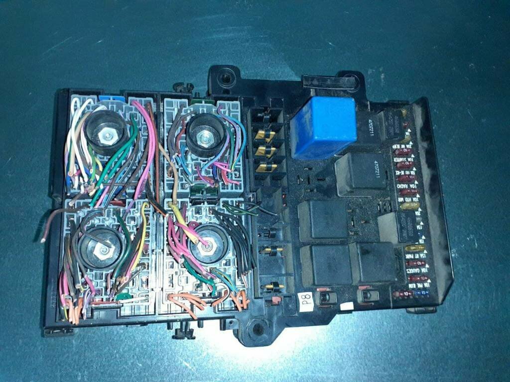 Блок предохранителей Chrysler Grand Voyager 3 1998 P04707996AE