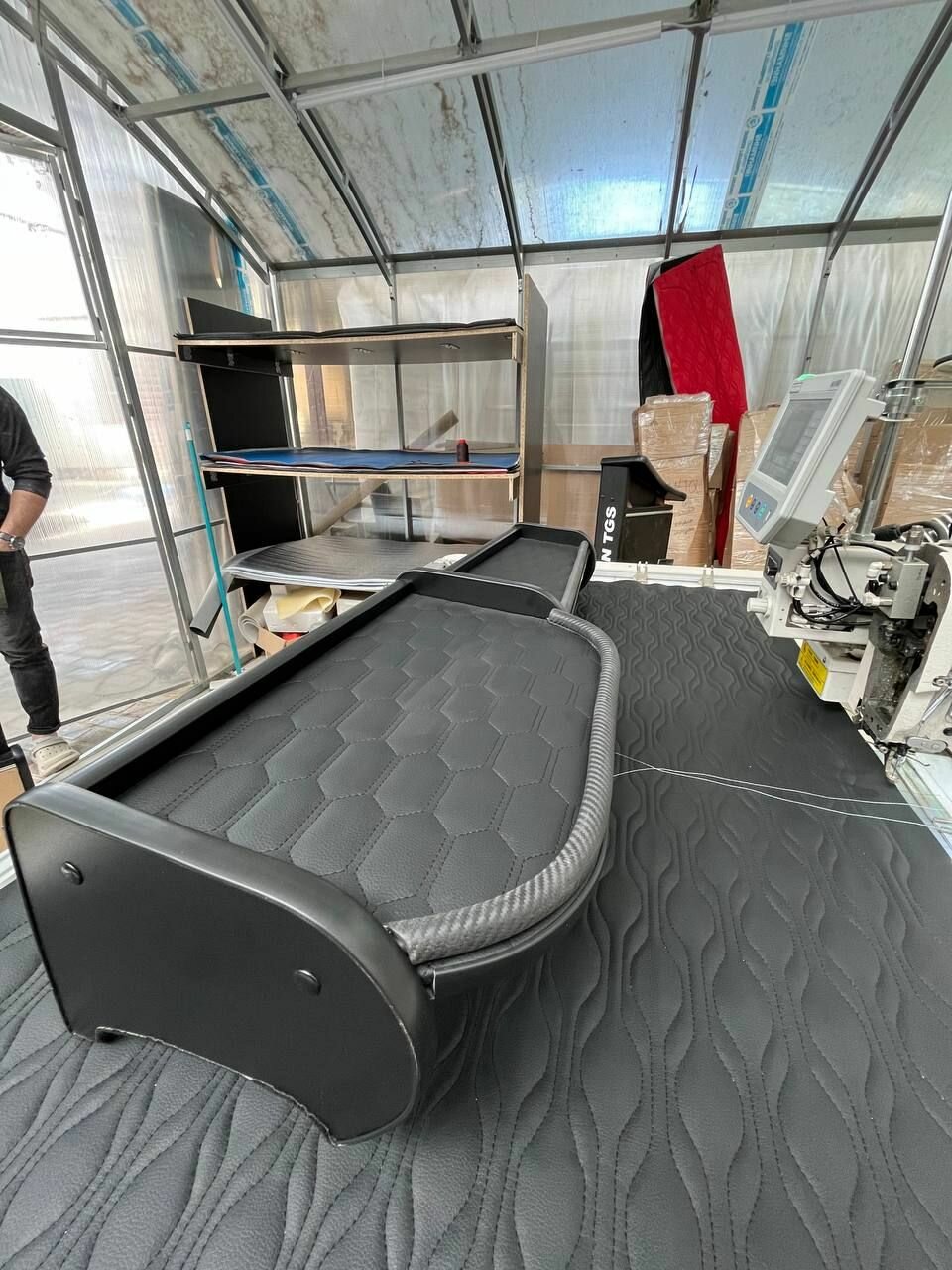 Стол-полка на торпеду для Iveco Euro Cargo Ивеко Евро Карго 2002-2008 Черная экокожа Черные соты