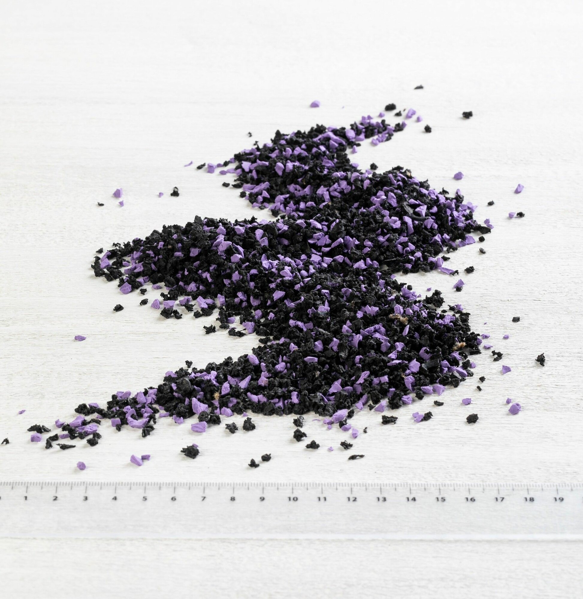 Резиновая крошка EPDM / цветная каучуковая крошка, микс фиолетовая + черная 2-4 фр. 1 кг