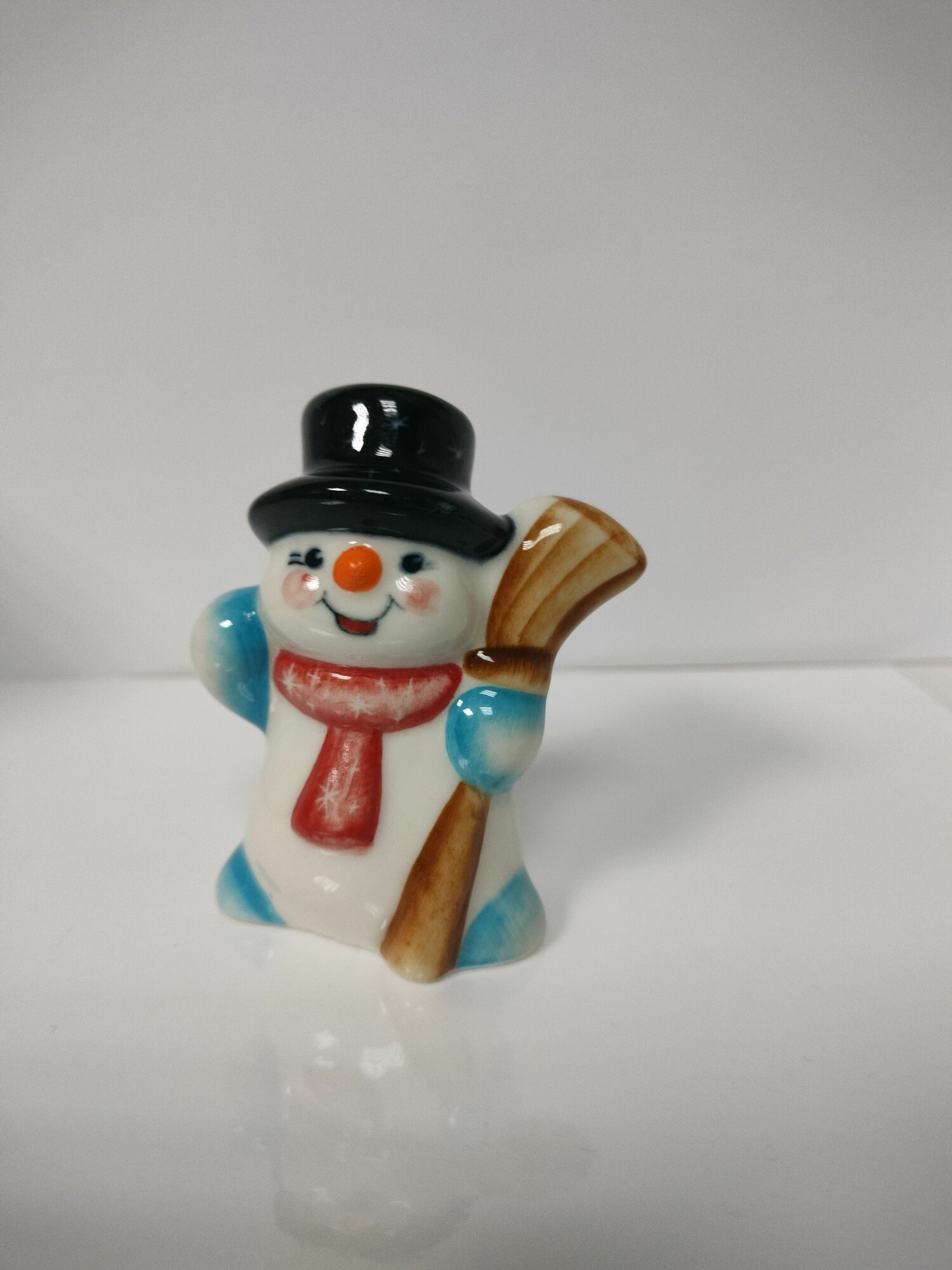 Снеговик фарфоровый с метлой статуэтка новогодняя. Ручная работа Россия.