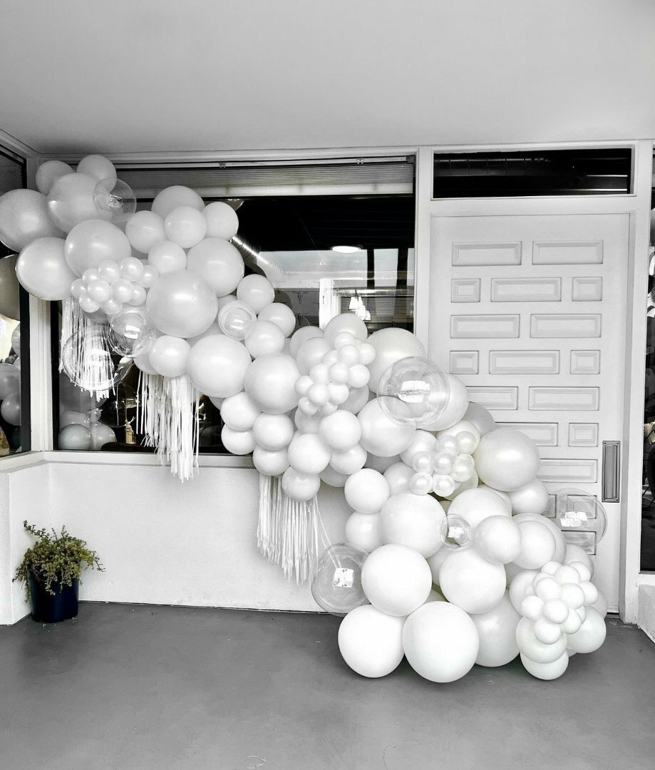 Роскошная гирлянда из белых и прозрачных шаров с белым дождиком