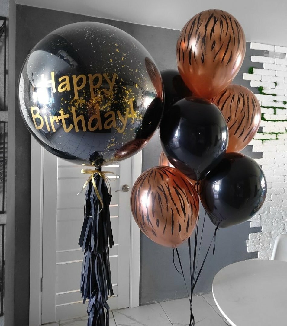 Большой стеклянный шар с гирляндой тассел и связка шариков с принтом