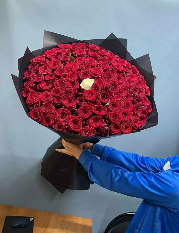 Букет Well Flowers "101 Роза с белой розочкой", круглый, на стеблях, 101 цветок, букет свежих цветов