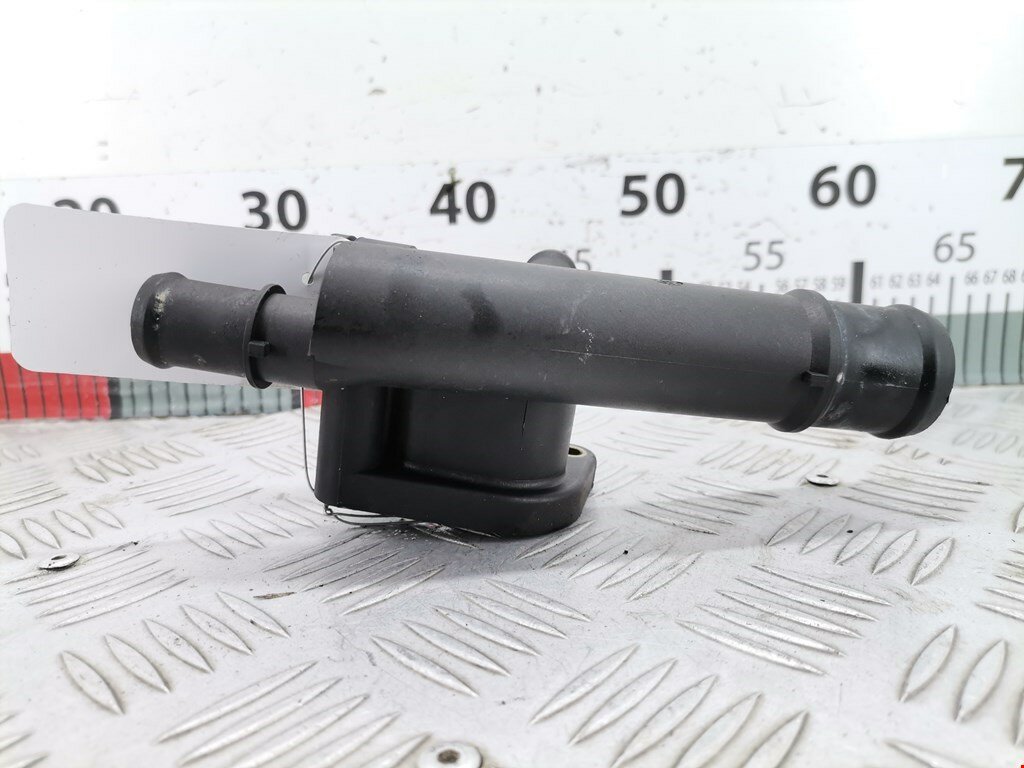 Фланец (штуцер системы охлаждения тройник) Volkswagen Touran 1 038121132D арт. 1843244