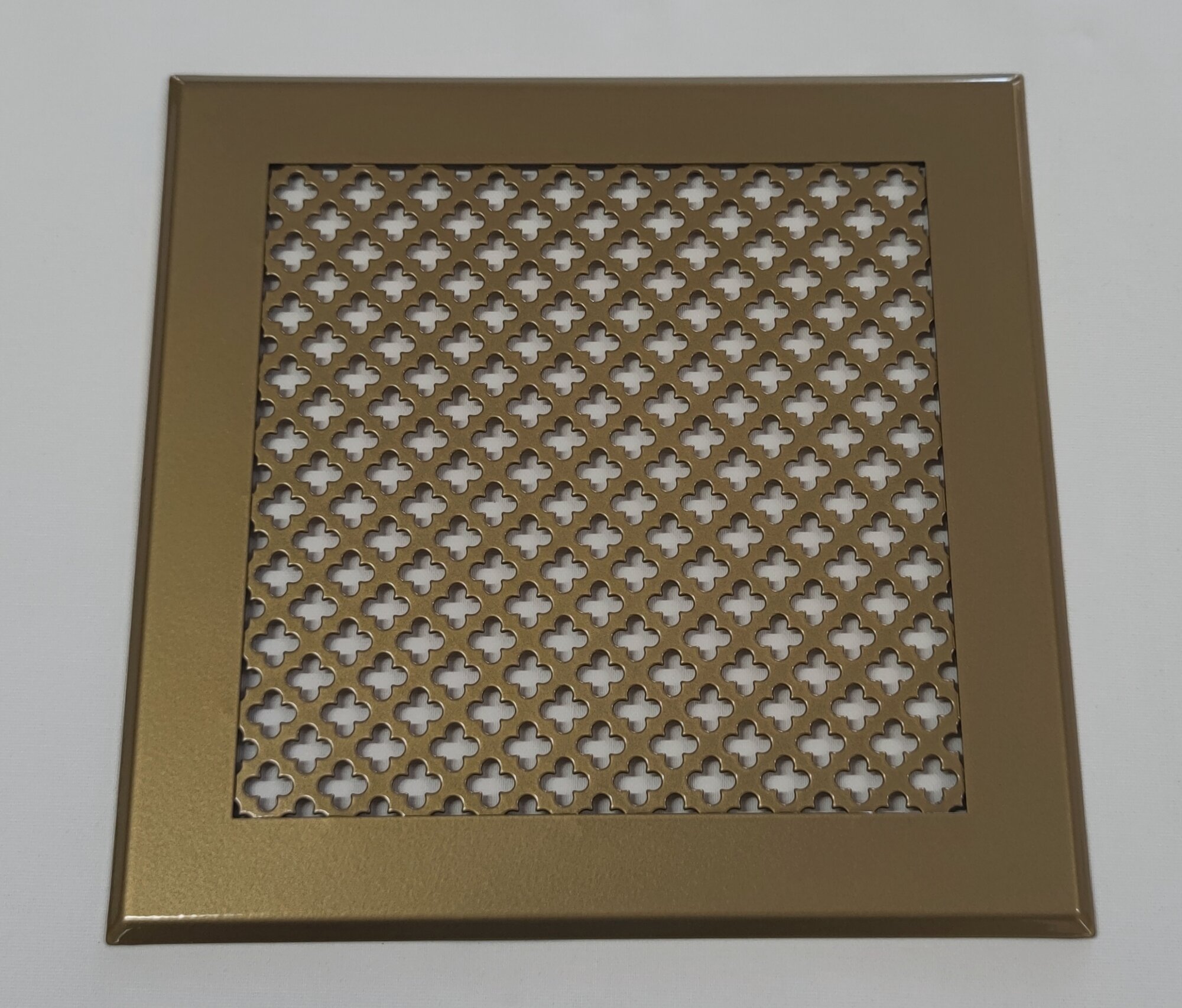 Решетка Плоская с подгибом Штамп 210х210мм, на магнитах, перфорация Цветок 10мм, Золото.