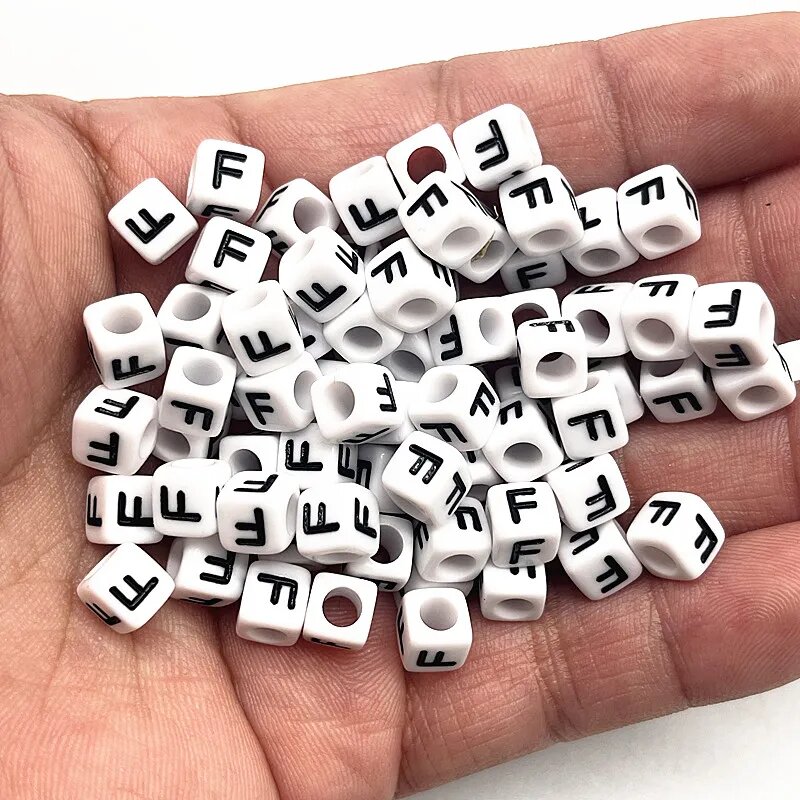 Белые акриловые бусины с буквой F 6х6 мм, 100 шт.