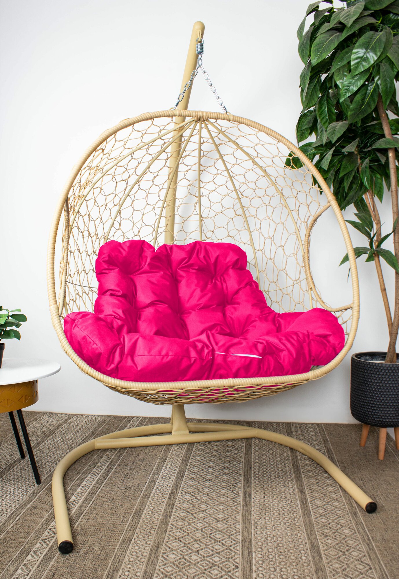 Подвесное кресло для двоих с ротангом бежевое, розовая подушка
