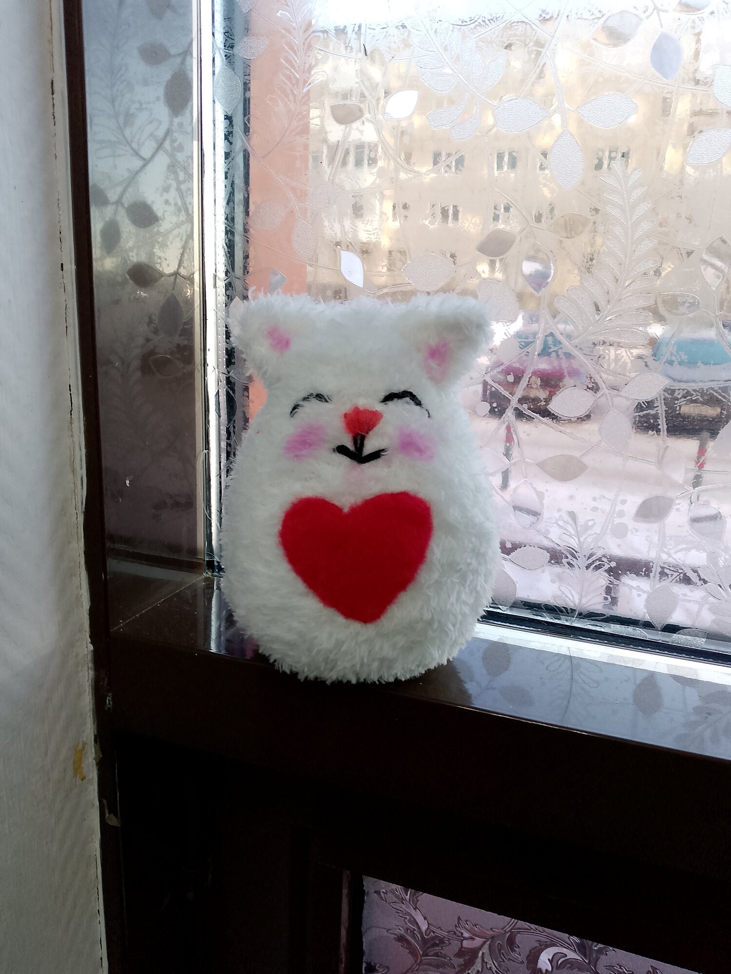 Вязанный котик с сердцем