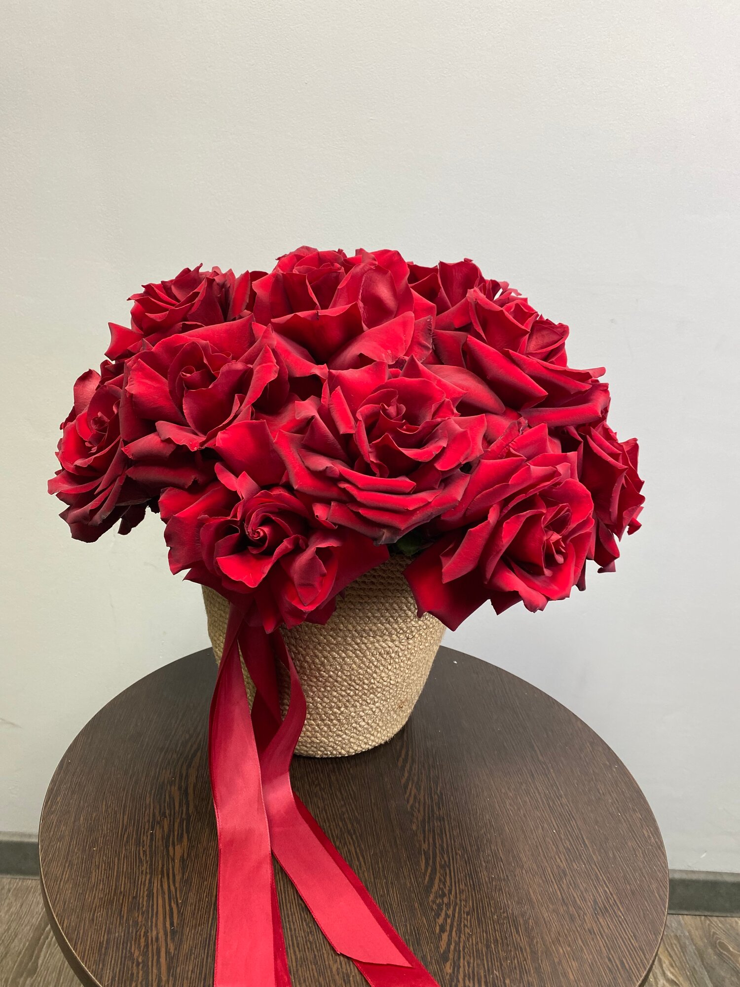 Корзинка живых цветов "Вывернутые Розы" NURA FLOWERS, розы, 25 штук, 40 см