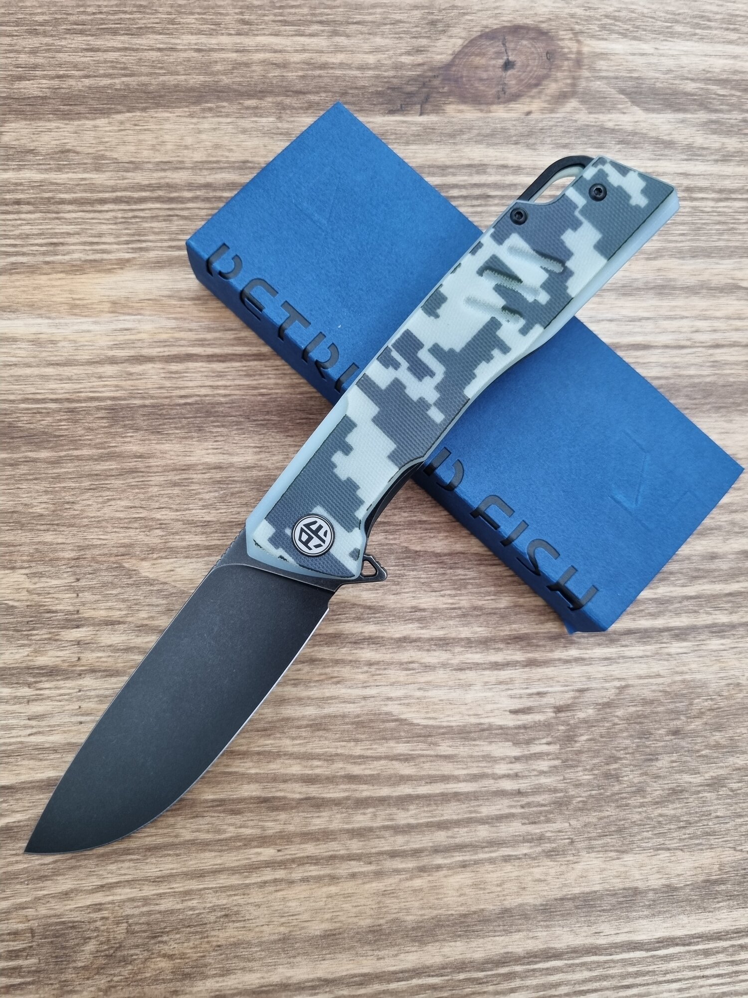 Складной нож Petrified Fish "Loco" PFB02 CMDW, клинок D2, рукоять G10, серый камуфляж
