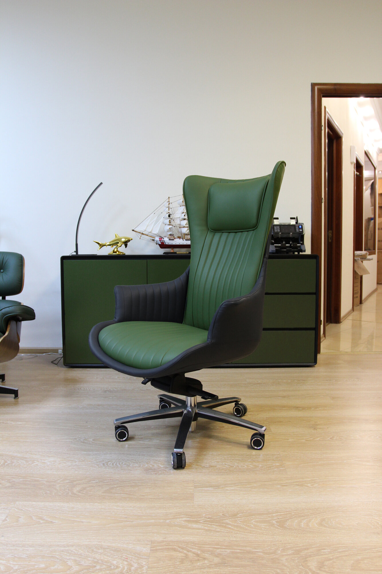 Кресло руководителя Infinity Fly (Visionnaire Planet), натуральная кожа, цвет: зеленый черный