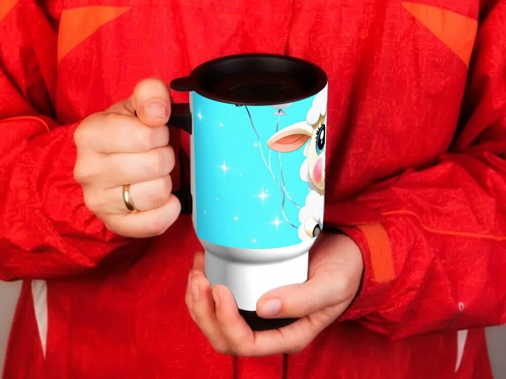 Тремокружка для авто с принтом "Милое и игривое овечка, надолго держится за воздушные шары синего и белого цвета, паря на фоне небесно-голубого неба, усыпанного блестками и." 0.5 л.