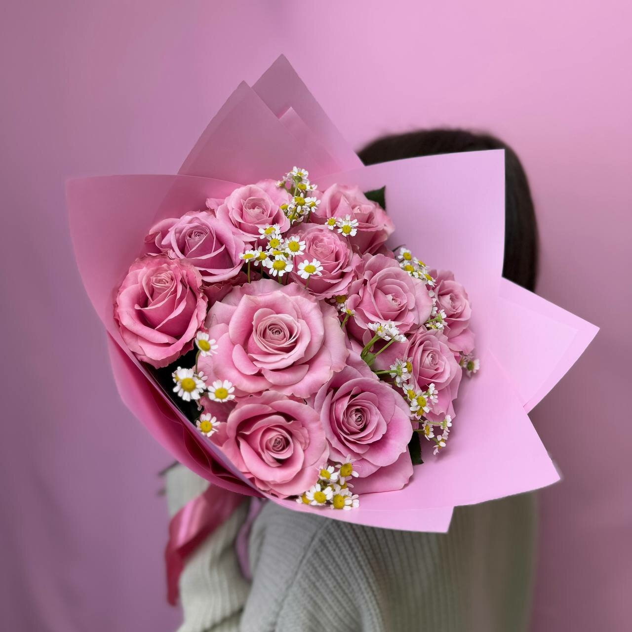 Букет из розовых роз и кустовых ромашек
