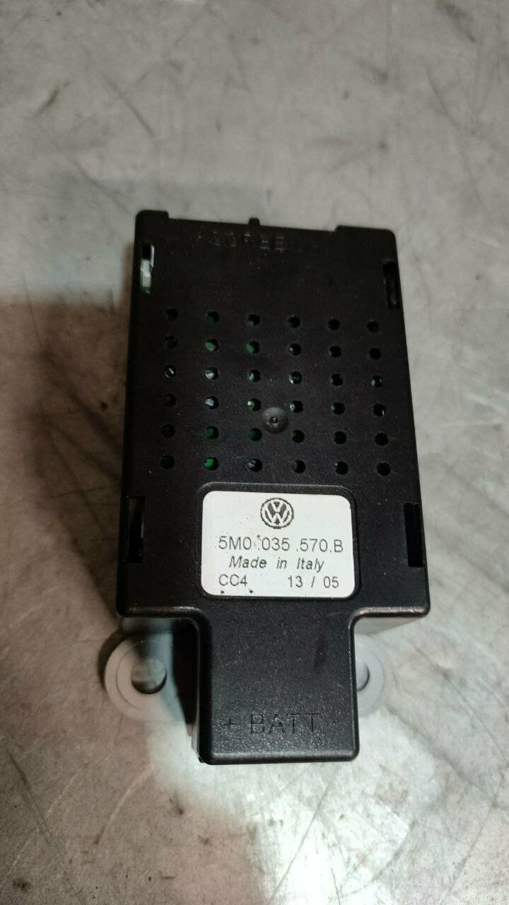 Усилитель антенны в заднем стекле Volkswagen Golf 5 (2003 - 2009) 5M0035570B