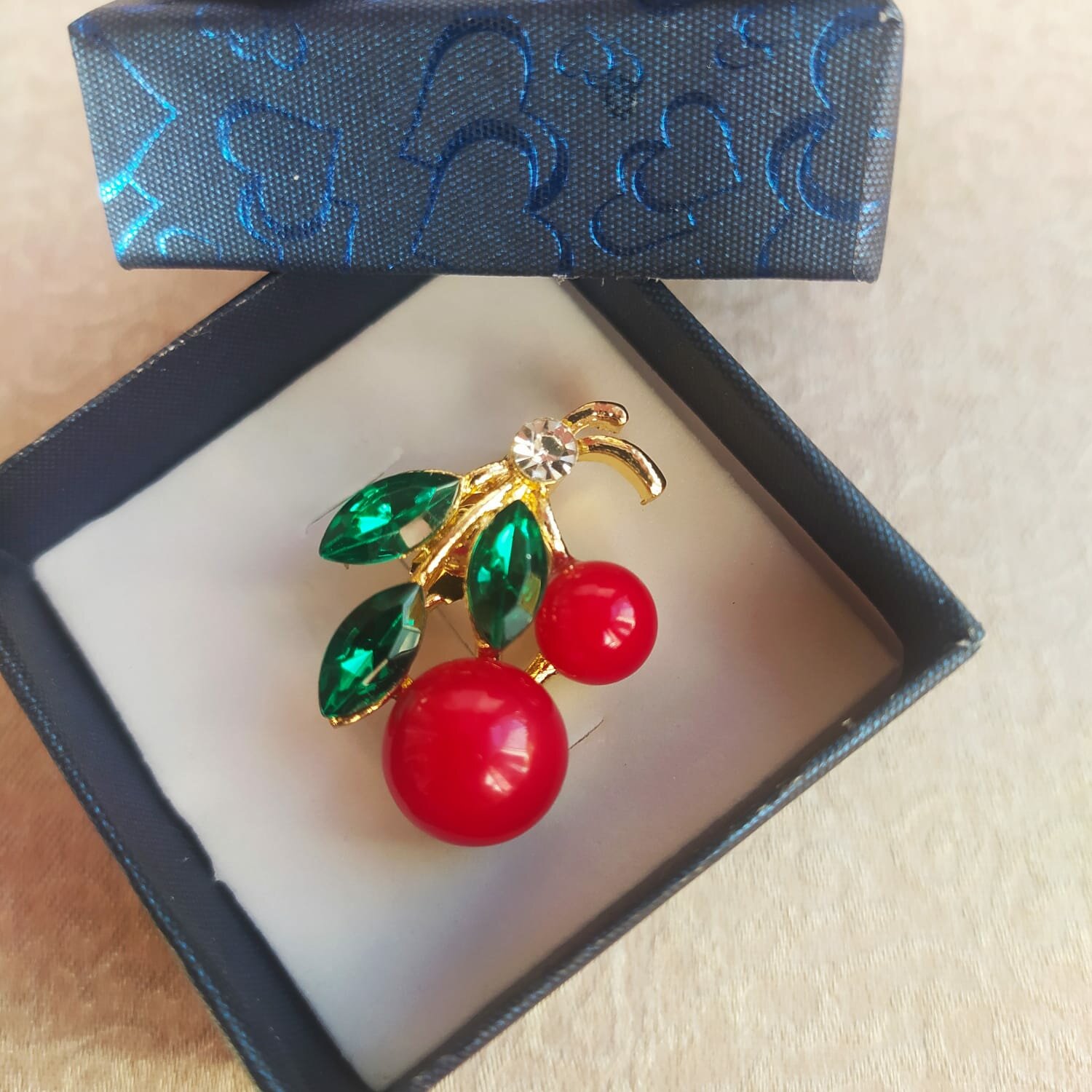 Брошь, стразы, пластик