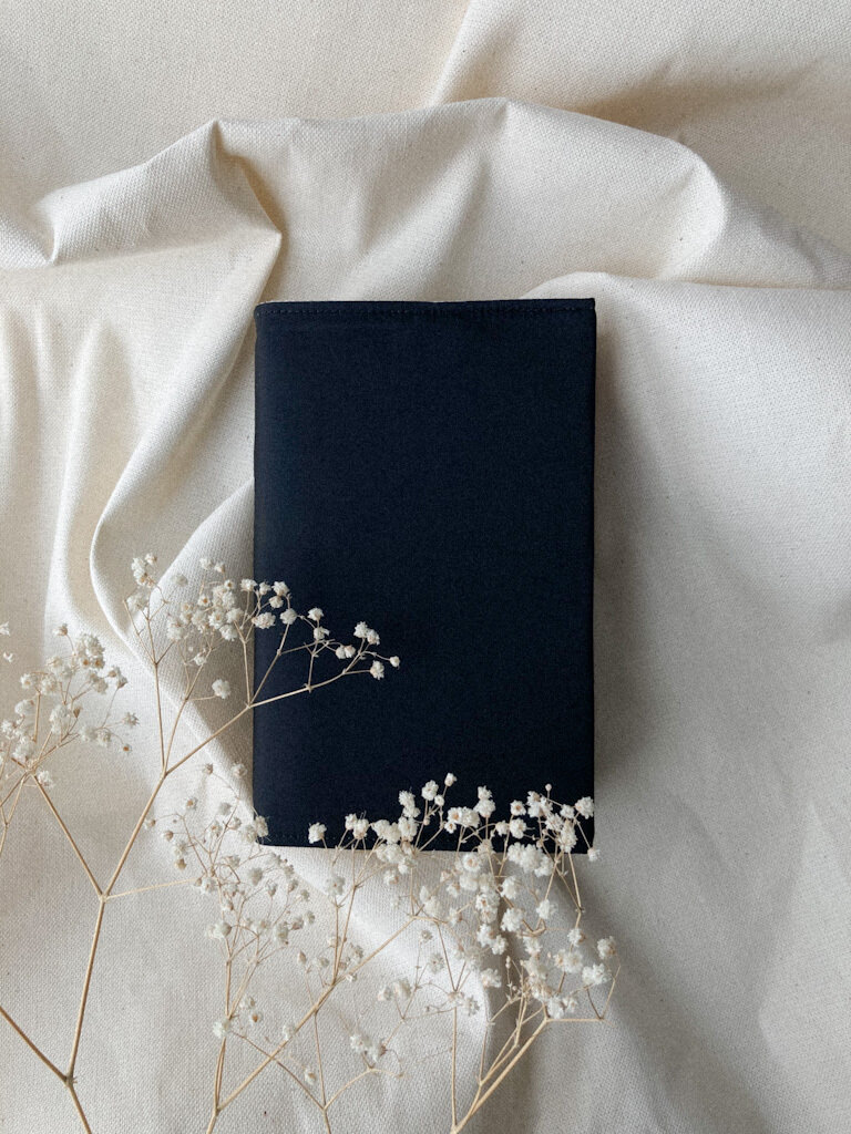 Черная обложка для книг высотой до 18 сантиметров