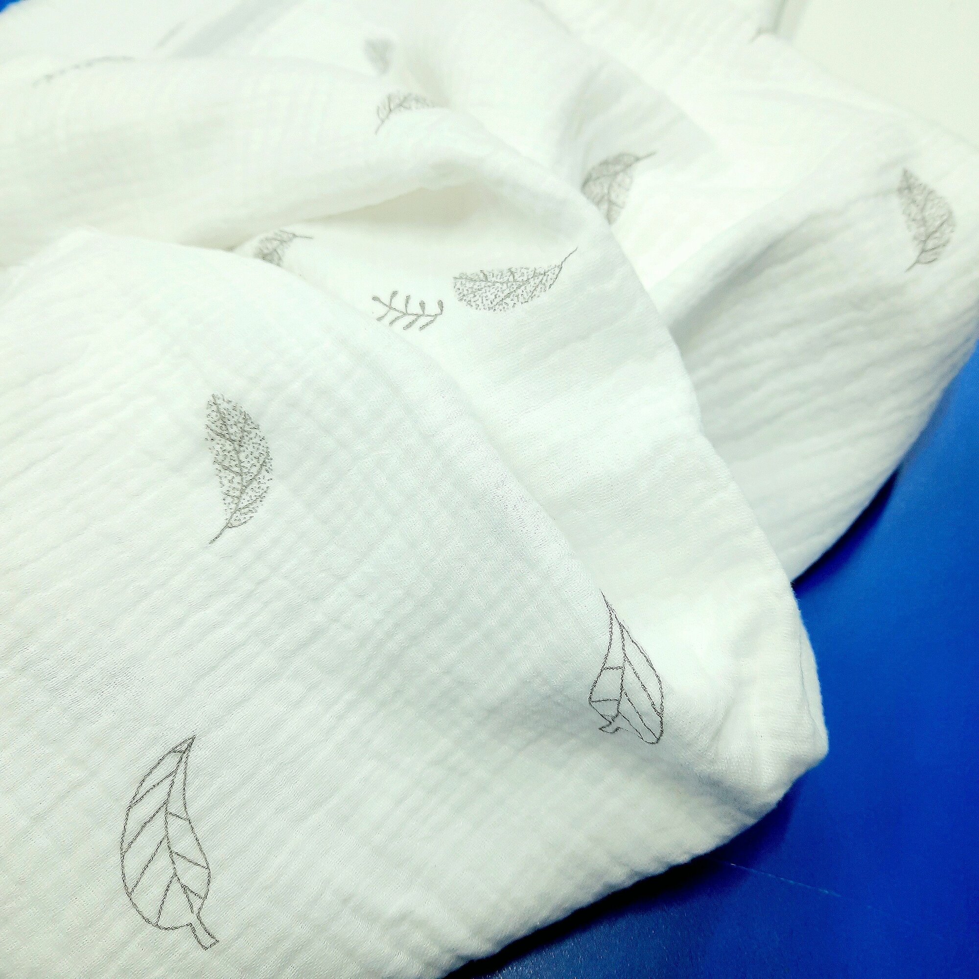 Муслин двухслойный жатый 100% хлопок, отрез 1 м, Лепесток на белом