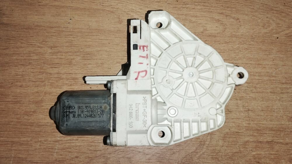 Мотор стеклоподъемника задний прав VAG 8K0959812A