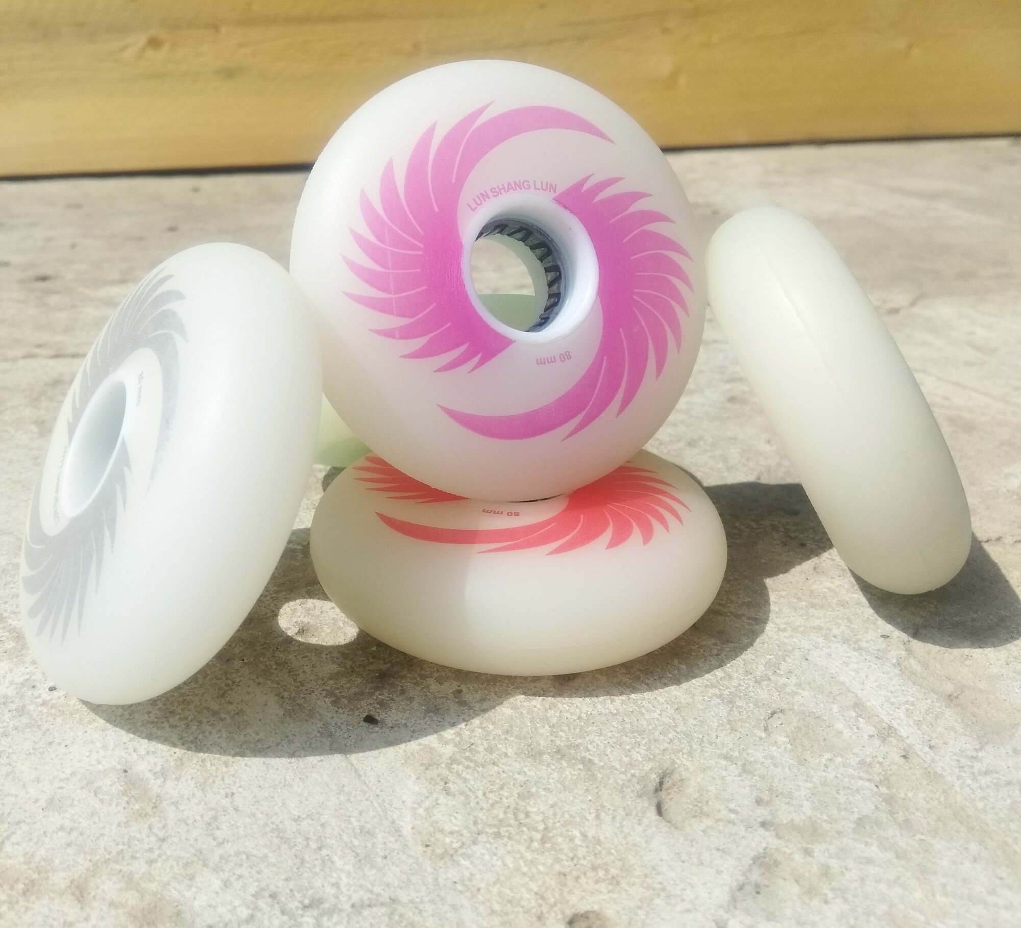 8 светящихся колес для роликов 80мм. Светятся розовым. Полнотелые с жесткостью 85а.