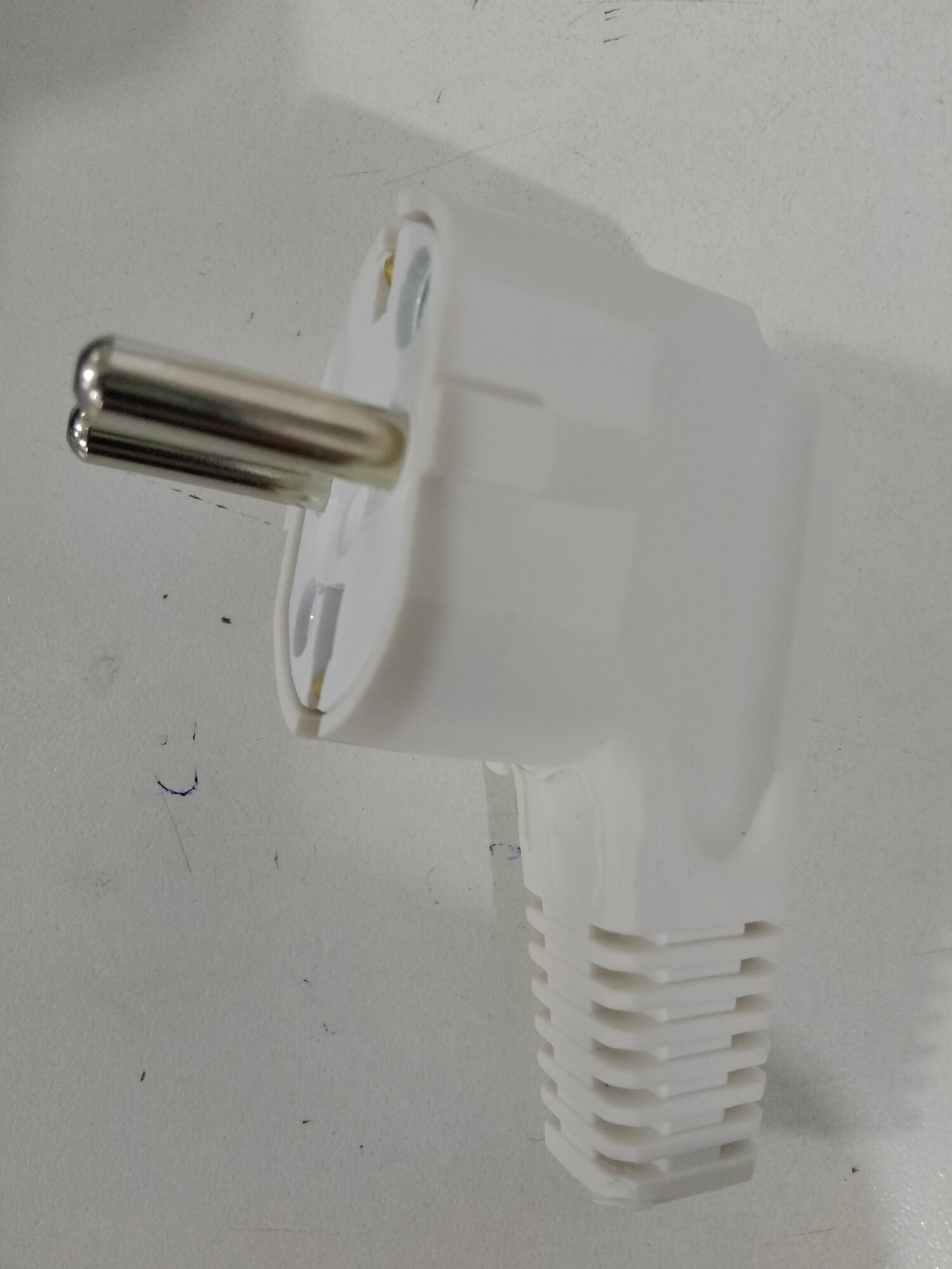 Вилка штепсельная , резиновая, угловая с заземлением белая 16А 250В