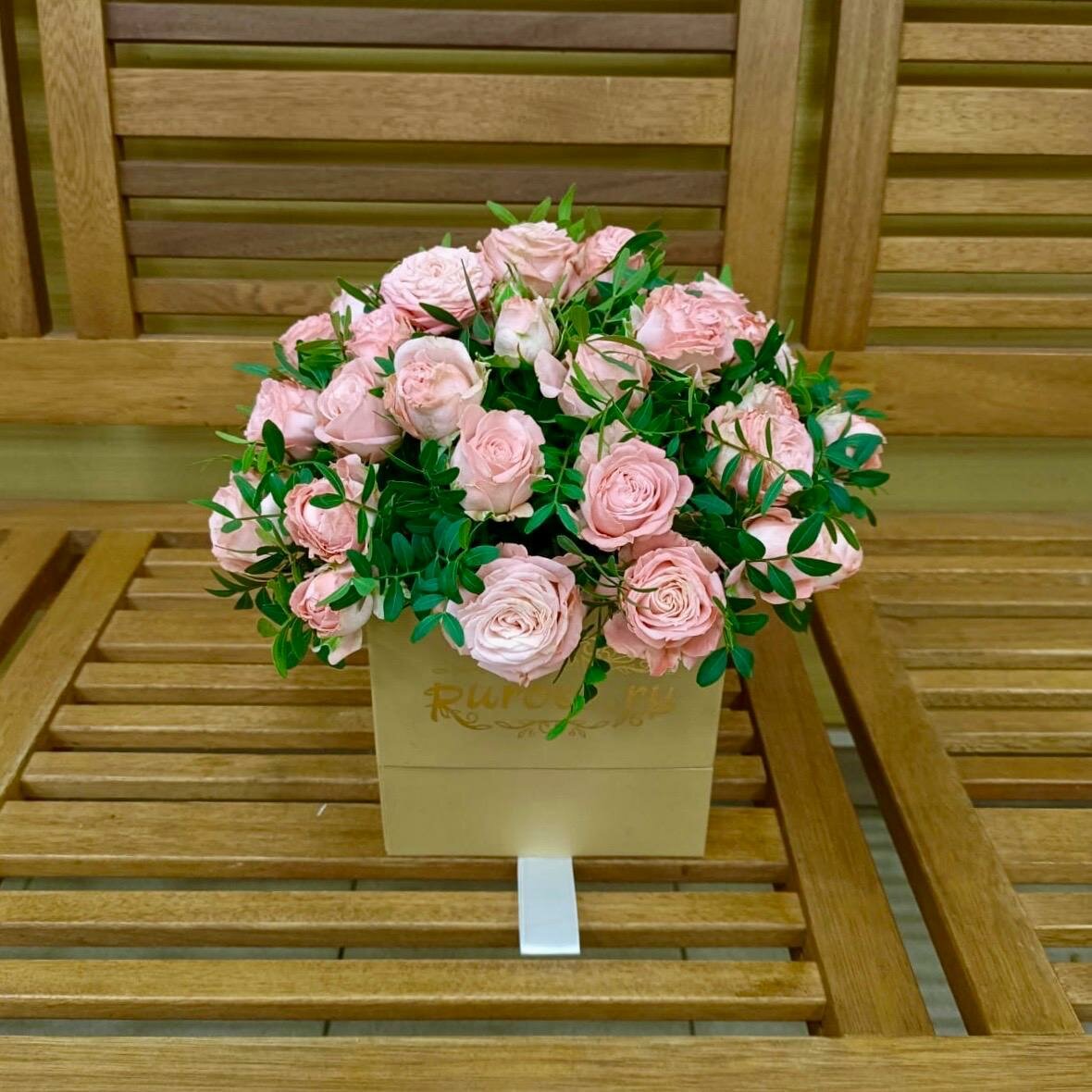 Живые цветы букет кустовых розовых роз в корорбке 10 шт. "Эстелла"