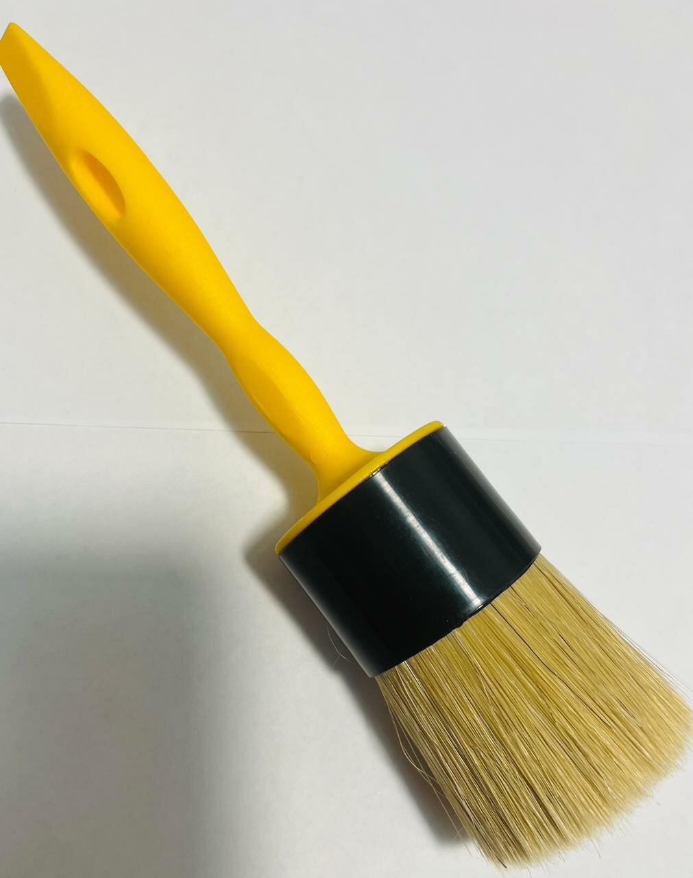 Круглая кисть из натуральной щетины с желтой пластиковой ручкой