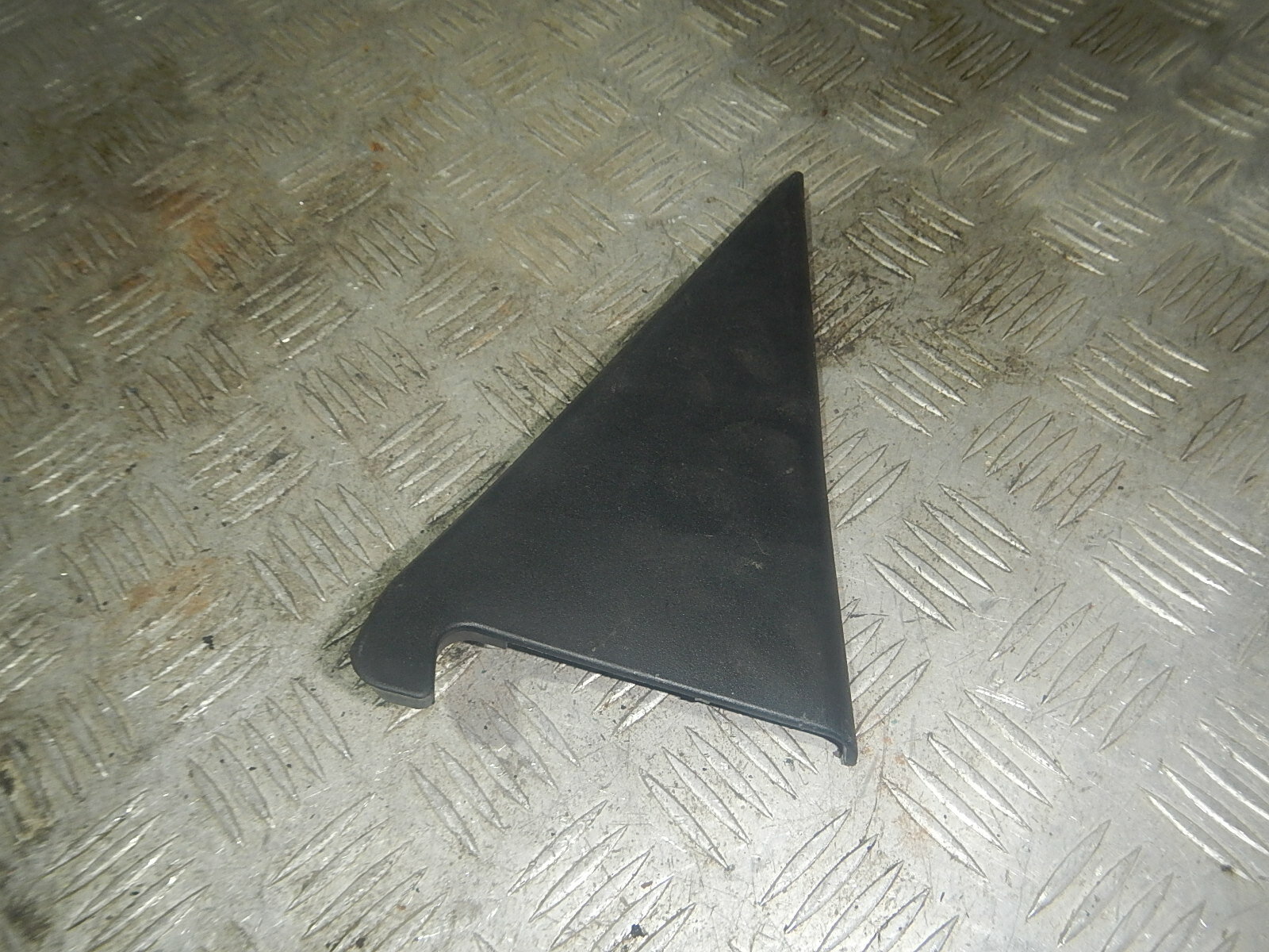 Б/У Накладка (кузов внутри), Mazda (Мазда)-3 (BK) (02-09) MAZDA 3 (BK) (02-09) Уголок двери задней левой Царапины 349934 ...