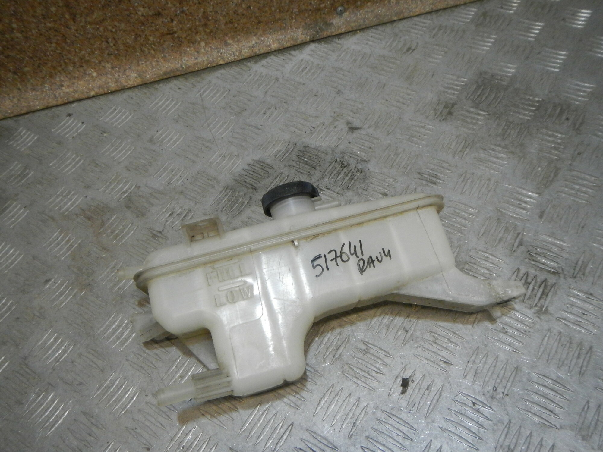 Б/У Бачок расширительный, Toyota (Тойота)-RAV4 (13-) TOYOTA RAV4 (13-) Сломано крепление, следы ремонта на креплении. 51...