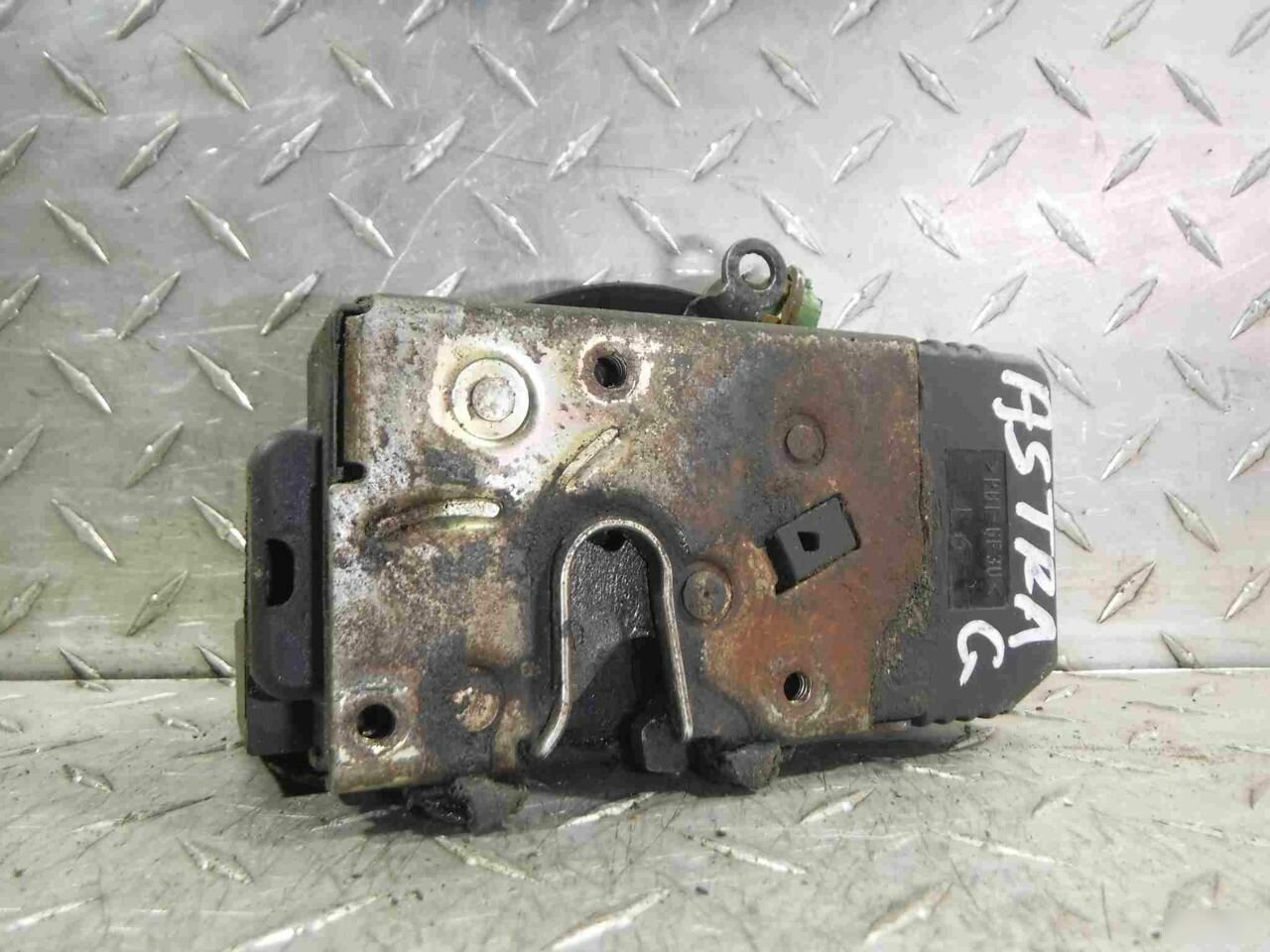 Замок двери передней левой Opel Astra G 90561151