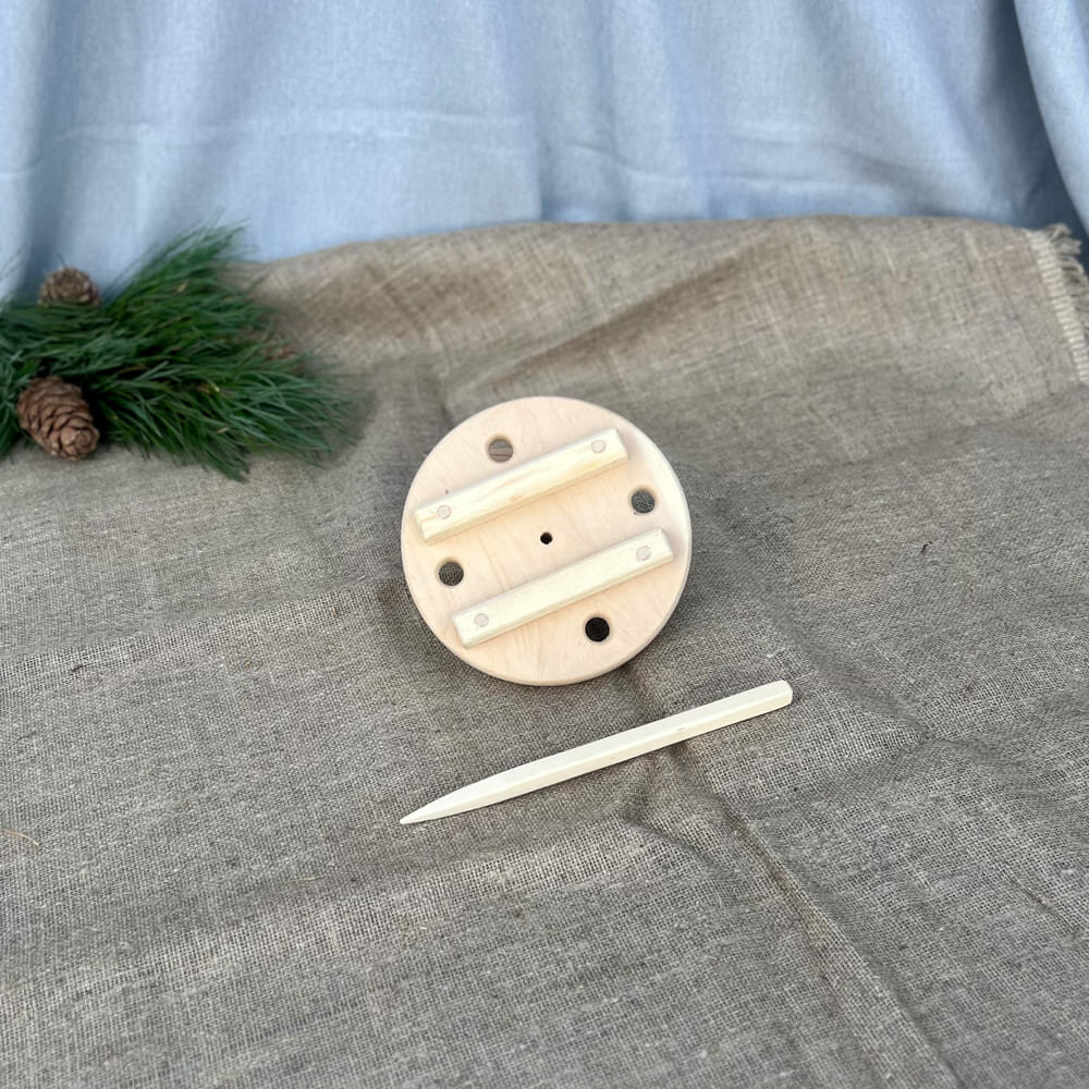 Гнет диаметр 19 см, из дерева кедр, в комплекте штырь