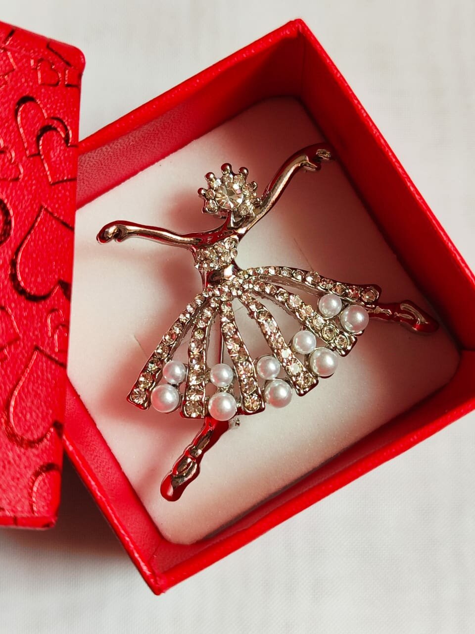 Брошь, стразы