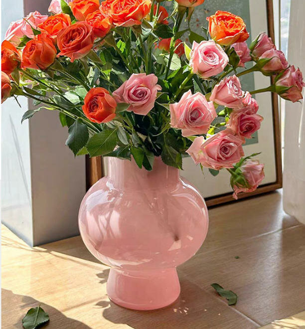 Стеклянная ваза для украшения цветочной композиции в гостиной розового цвета