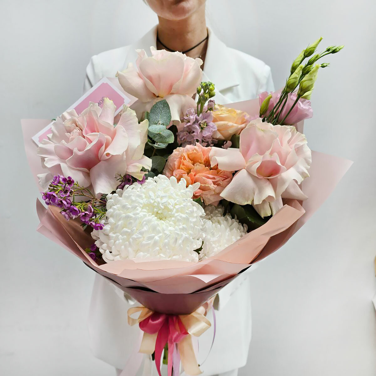 Букет Талисман Флора "Маме с любовью", роза, лизиантус, маттиола, эвкалипт, высота 45 см, 10 цветов