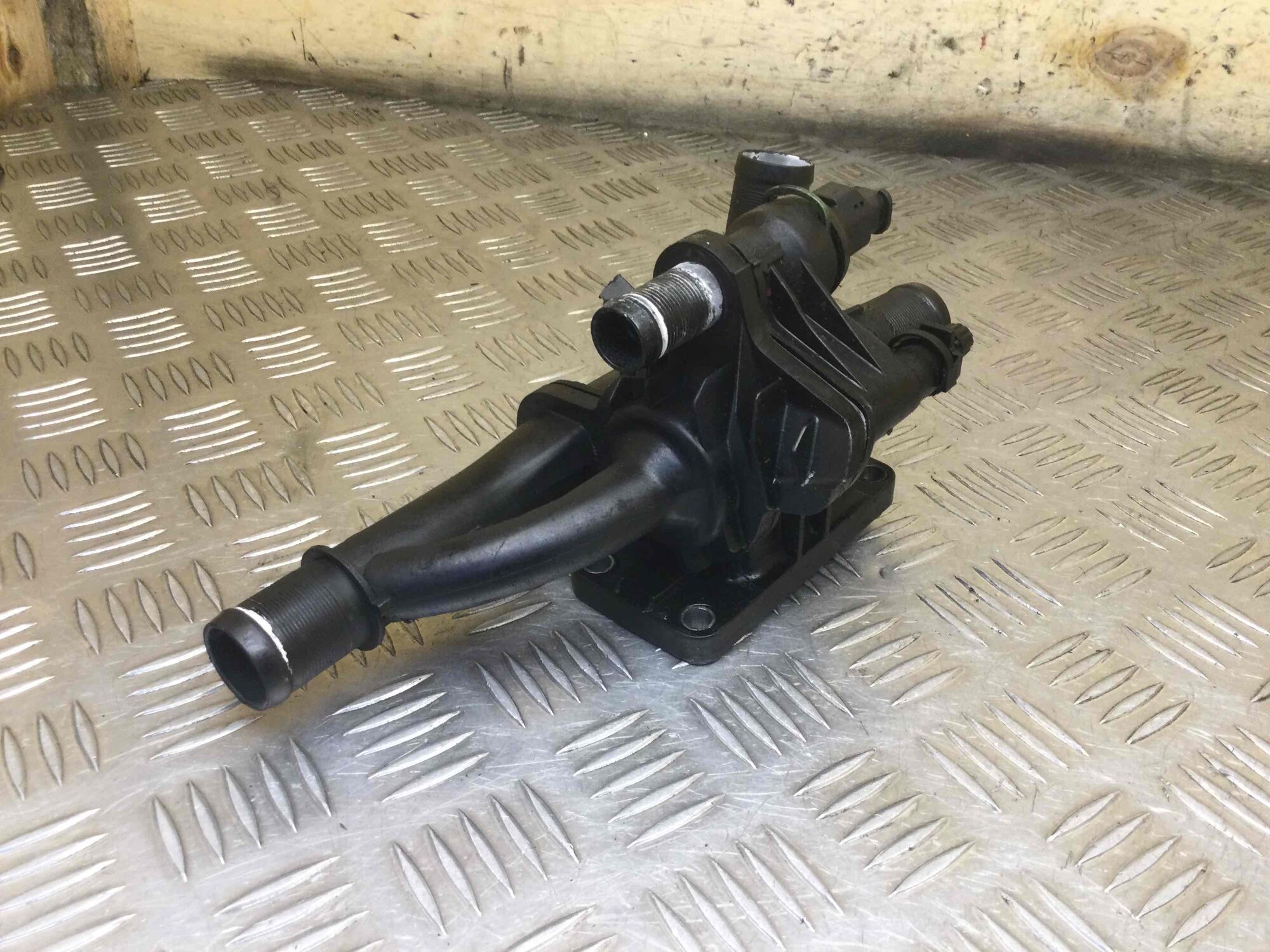 Б/У Корпус термостата Peugeot 307 1 поколение (2001-2005) 2006 г.