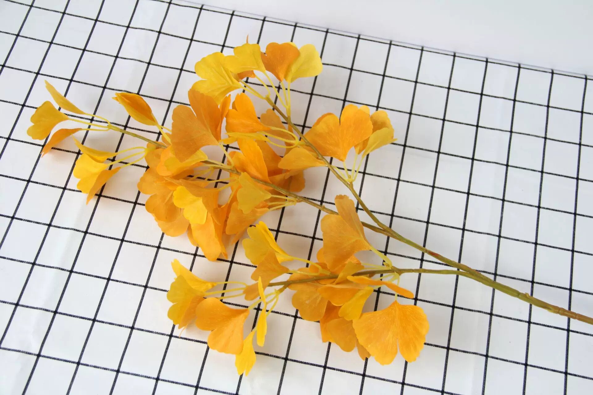 Искусственный лист гинкго, ветка гинкго с тремя лепестками, белого, желтого и зеленого цветов, пластиковые листья,