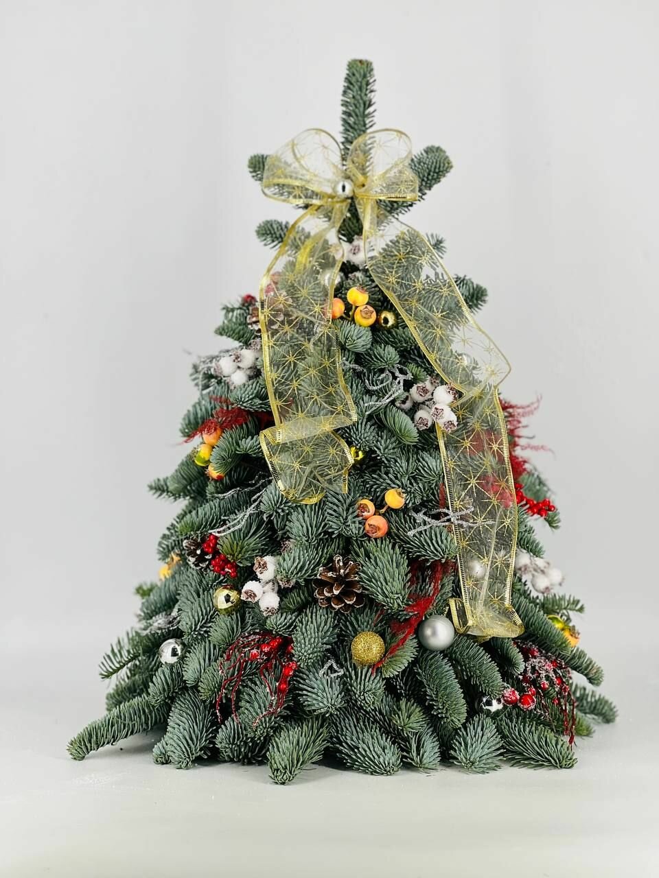 Новогодняя композиция из живой хвои нобилис, ёлка 60 см