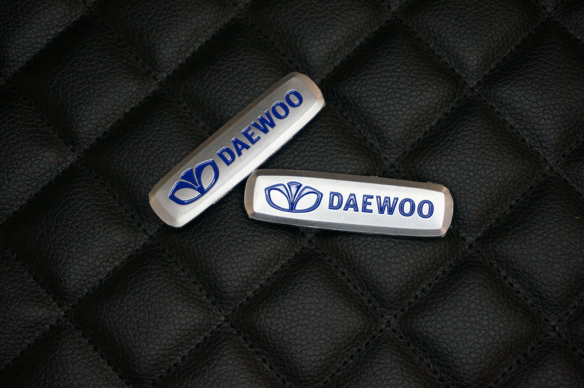 Логотип (шильдик) на автомобильный коврик с маркой автомобиля Daewoo / Део