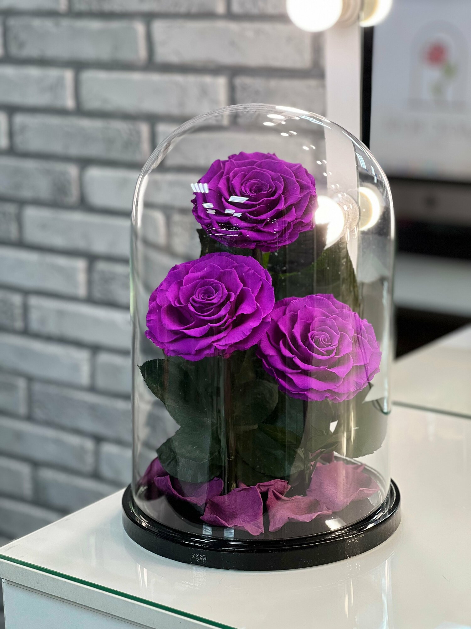 Трио "Люкс" из фиолетовых роз в колбе в подарочной коробке с вау эффектом/32 см/ Живут 5 лет!