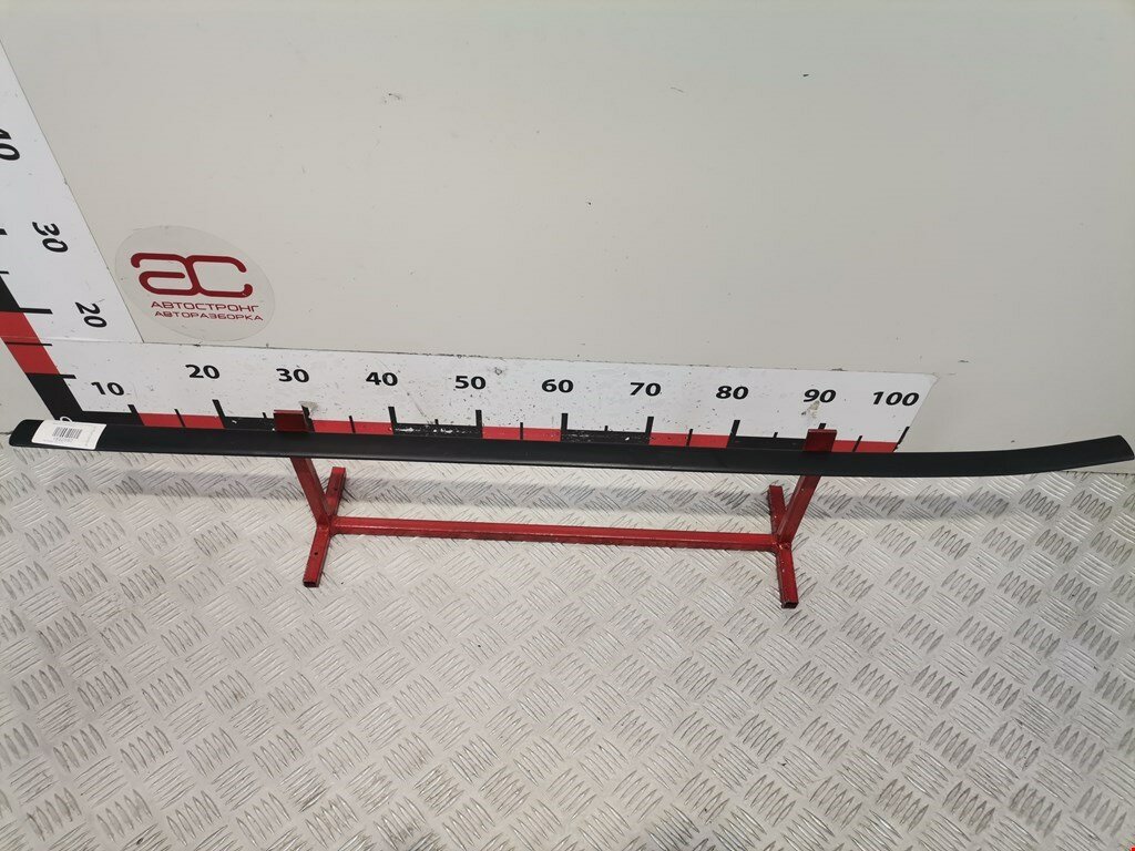 Накладка (молдинг) двери передней правой Volkswagen Golf 4 1J4853516G арт. 1892980