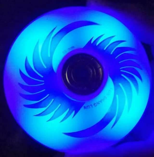 8 светящихся колес для роликов 80мм. Светится синим. Полнотелые с жесткостью 85а.