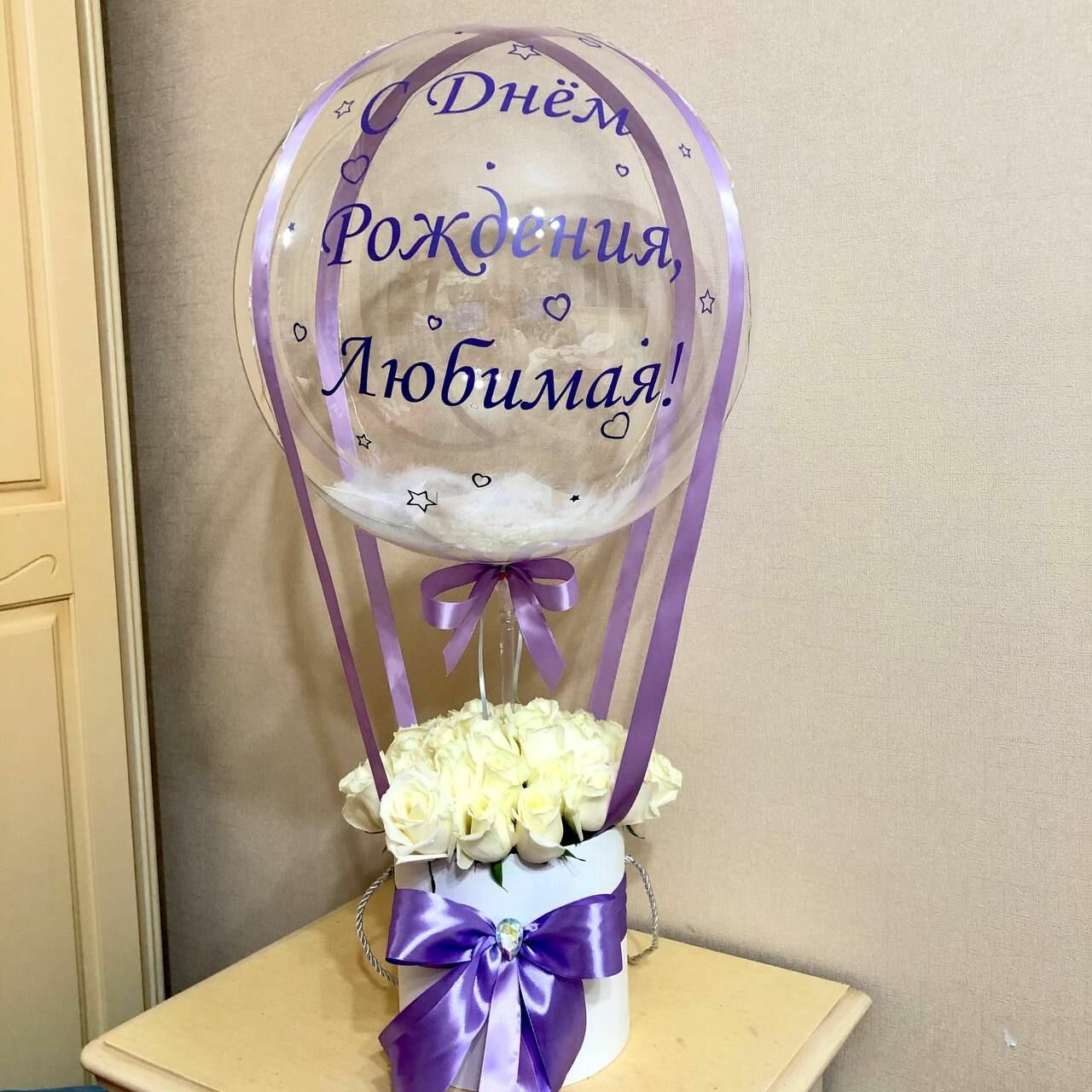 Белые розы / Цветы в коробке с шаром баблс/ Подарок любимой