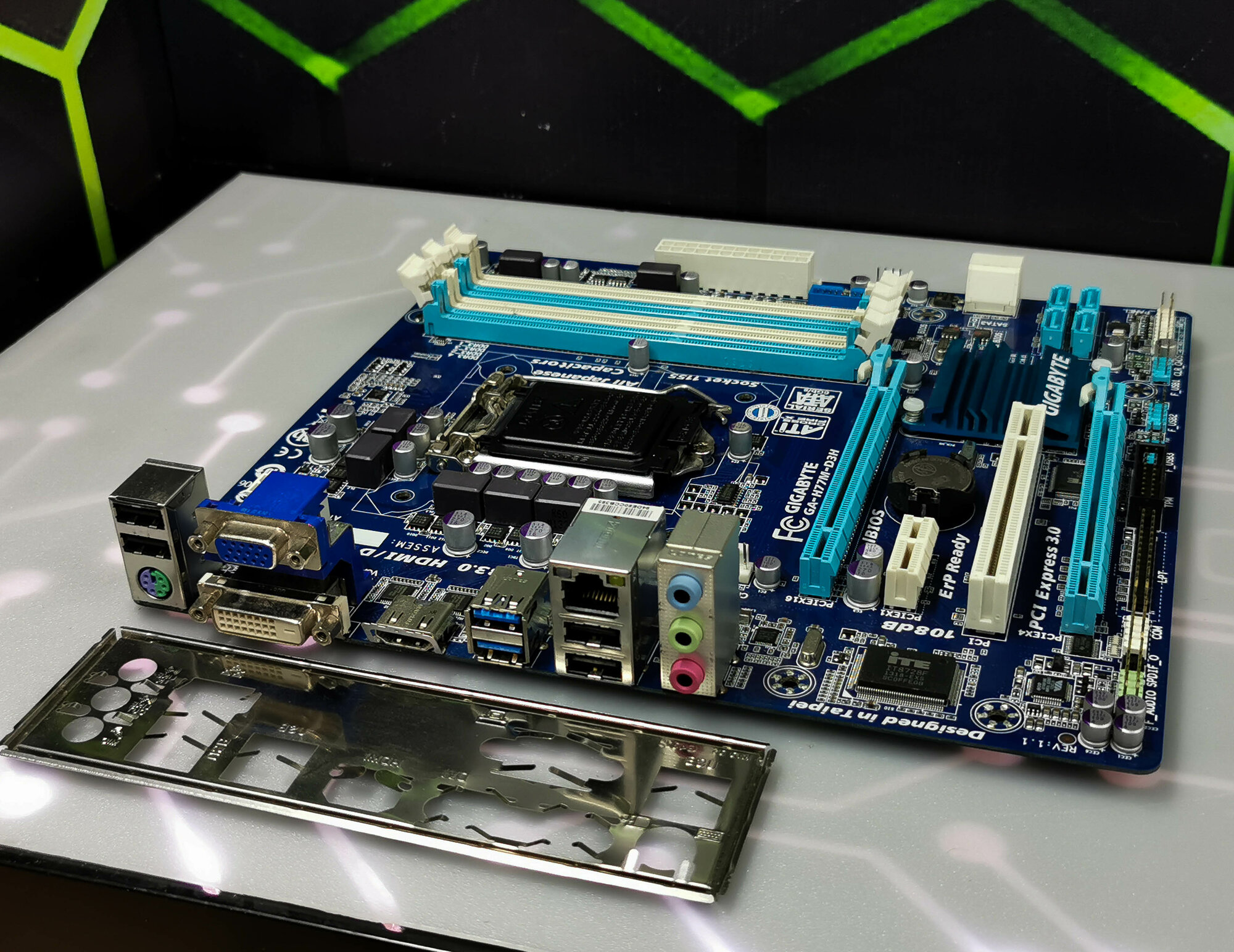 Материнская плата Socket LGA1155 GIGABYTE GA-H77M-D3H mATX