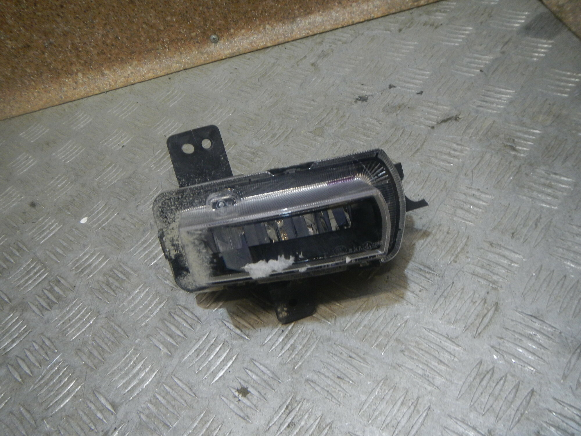 Б/У Фара противотуманная правая, Geely (Джили)-COOLRAY (20-) GEELY COOLRAY (20-) Задиры и трещина на корпусе, сломано кр...