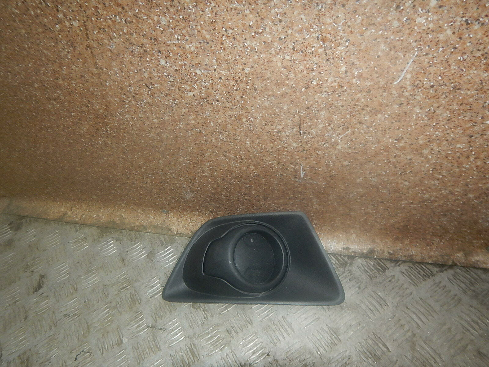 Б/У Рамка противотуманной фары правой, Ford (Форд)-ECOSPORT (13-) FORD ECOSPORT (13-) Сломано 1крепление. 300375 FORD ар...