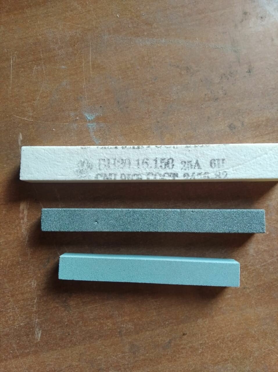 Бруски шлифовальные 25А 16*16*150-1шт. 64С 9*11*100 - 1шт. 64С 13*13*150 - 1шт для заточки ножниц ножей и инструмента. 3шт