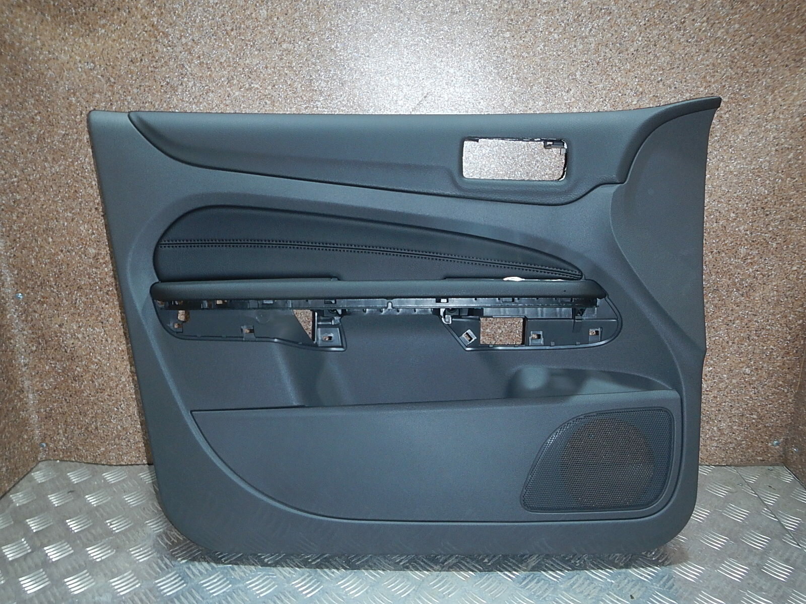 Б/У Обшивка двери передней левой, Ford (Форд)-FOCUS 2 (05-08) FORD FOCUS 2 (05-08) новая 245803 FORD арт. 1500363