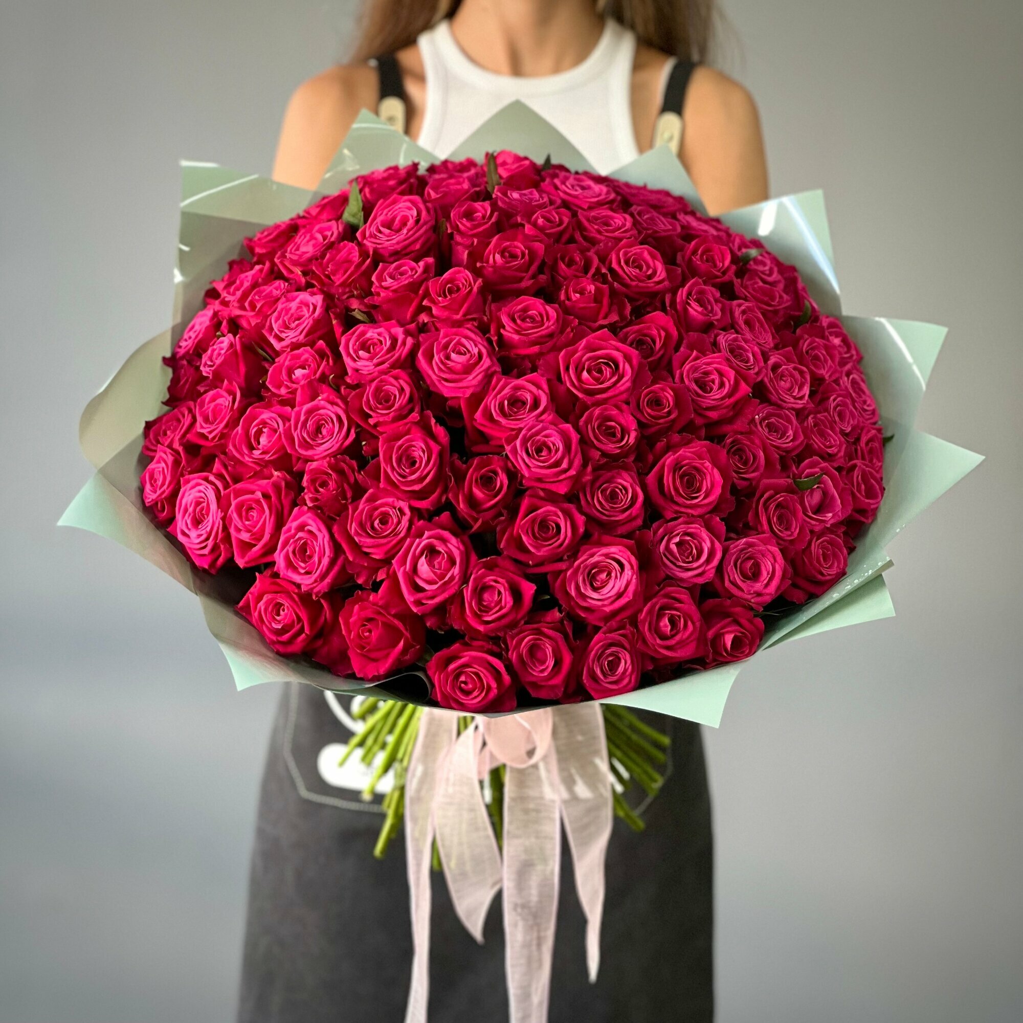 Букет из 101 малиновой розы 70см в стильной упаковке. «365 Поводов» - живые цветы с доставкой