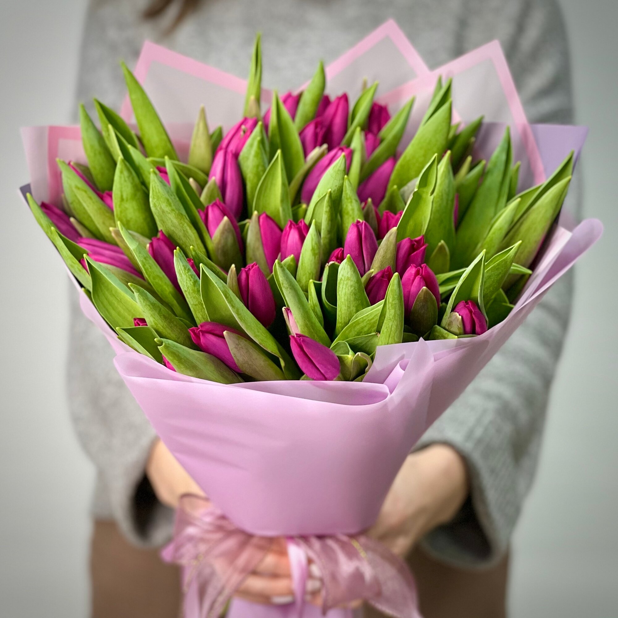Букет из 41 фиолетовых тюльпанов в стильной упаковке. «365 Поводов» - живые цветы с доставкой